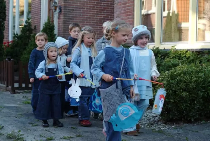 Ang mga bata nagsul-ob og costume.