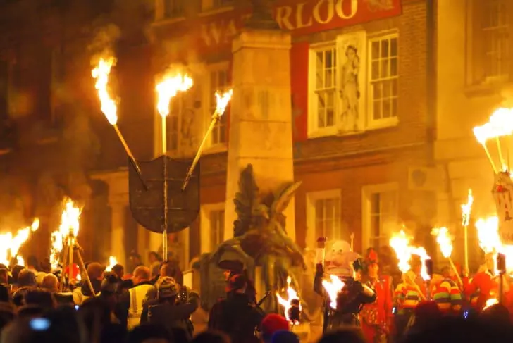 Praznovanje noči Guya Fawkesa.