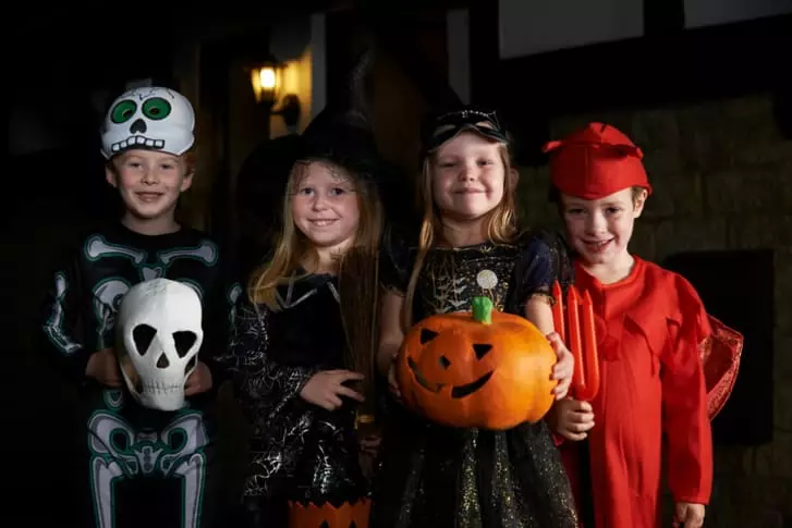 Barn utklädda till Halloween.