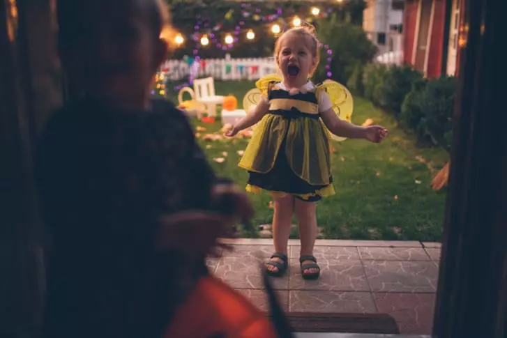 Gamay nga babaye nga trick-or-treating.